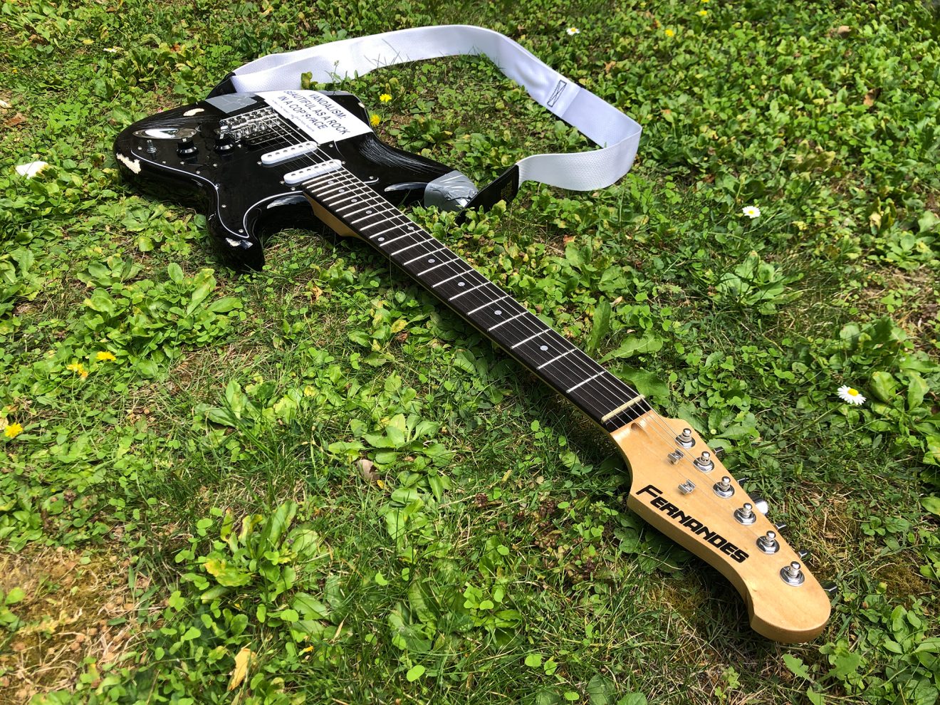 1.1/ Kurt Cobain Vandalism Strat NIRVANA Live at the PARAMOUNT in ...