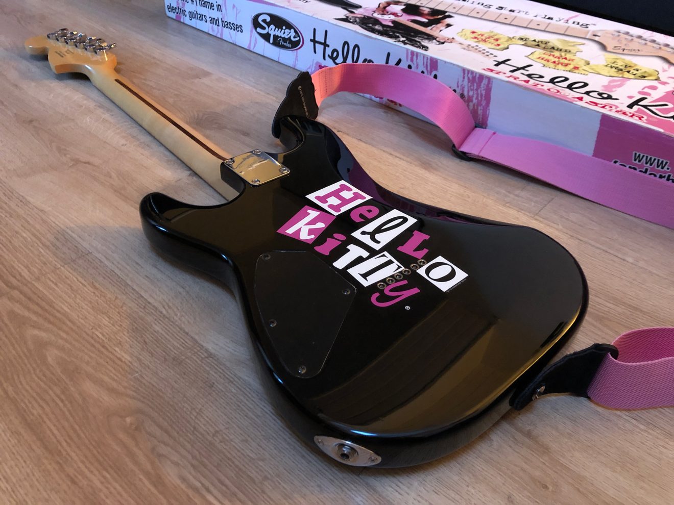 Hello Kitty Black Stratocaster FullSet 2006 original Carboard box and ...