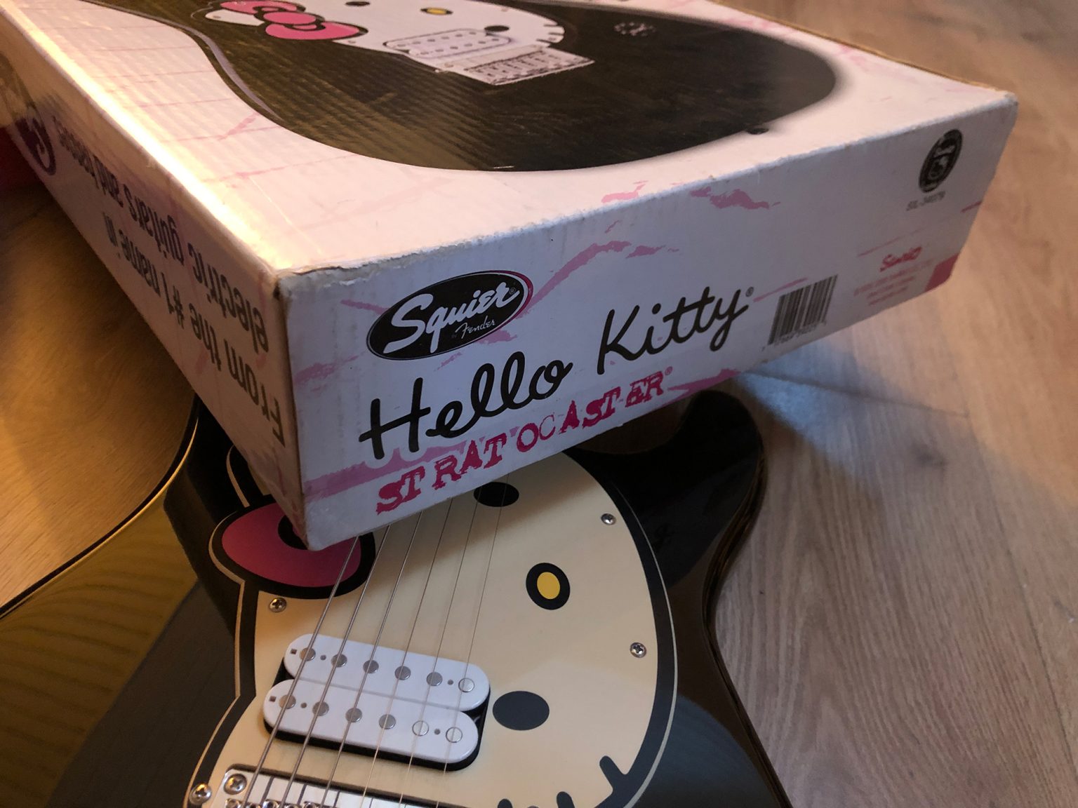 Hello Kitty Black Stratocaster FullSet 2006 original Carboard box and ...