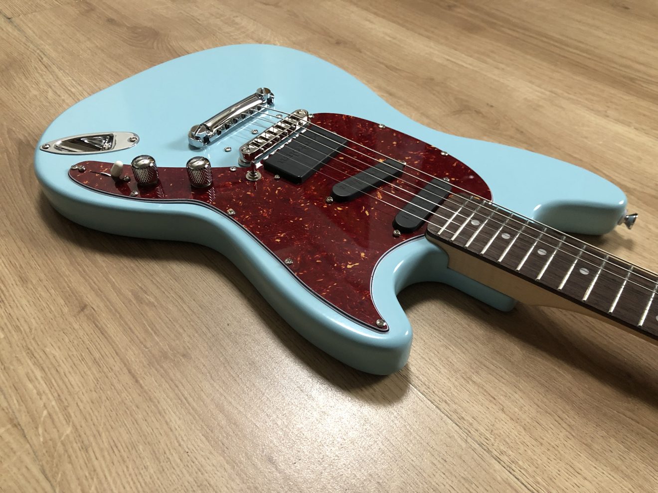 The “SuperBartoliStang“ Kurt Cobain homage Mustang studio Guitar ...