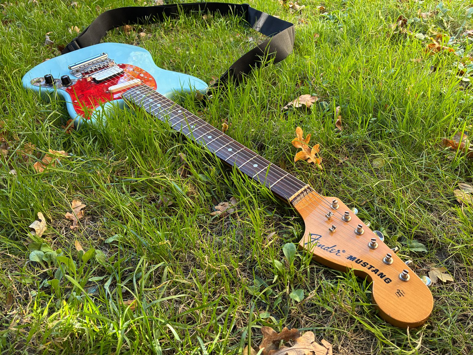 EXCLUSIVE: Kurt Cobain "SkyStang” 1997 Fender Mustang (Contour body ...